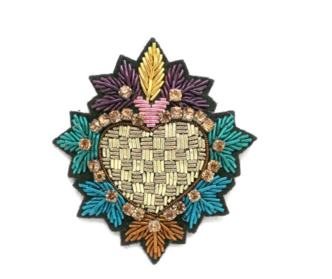 Broche brodée coeur doré
